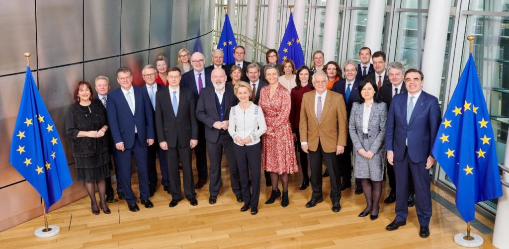 C. Die Europäische Kommission und die Kommissarinnen und Kommissare ...
